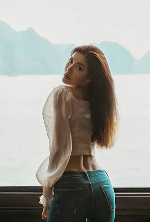 Hõm Venus ở nữ là gì? Hướng dẫn cách mặc đồ tôn lên hõm Venus sexy