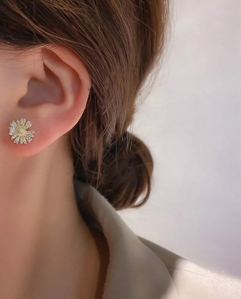 Mặt vuông nên đeo bông tai gì? 5 mẫu khuyên tai đẹp cho mặt vuông