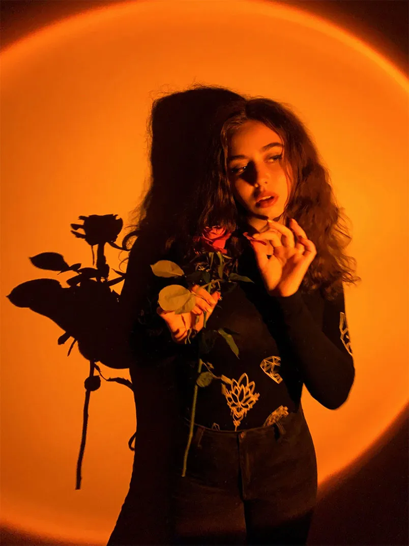 15 cách tạo dáng chụp ảnh ban đêm đẹp, lên hình cực mê!