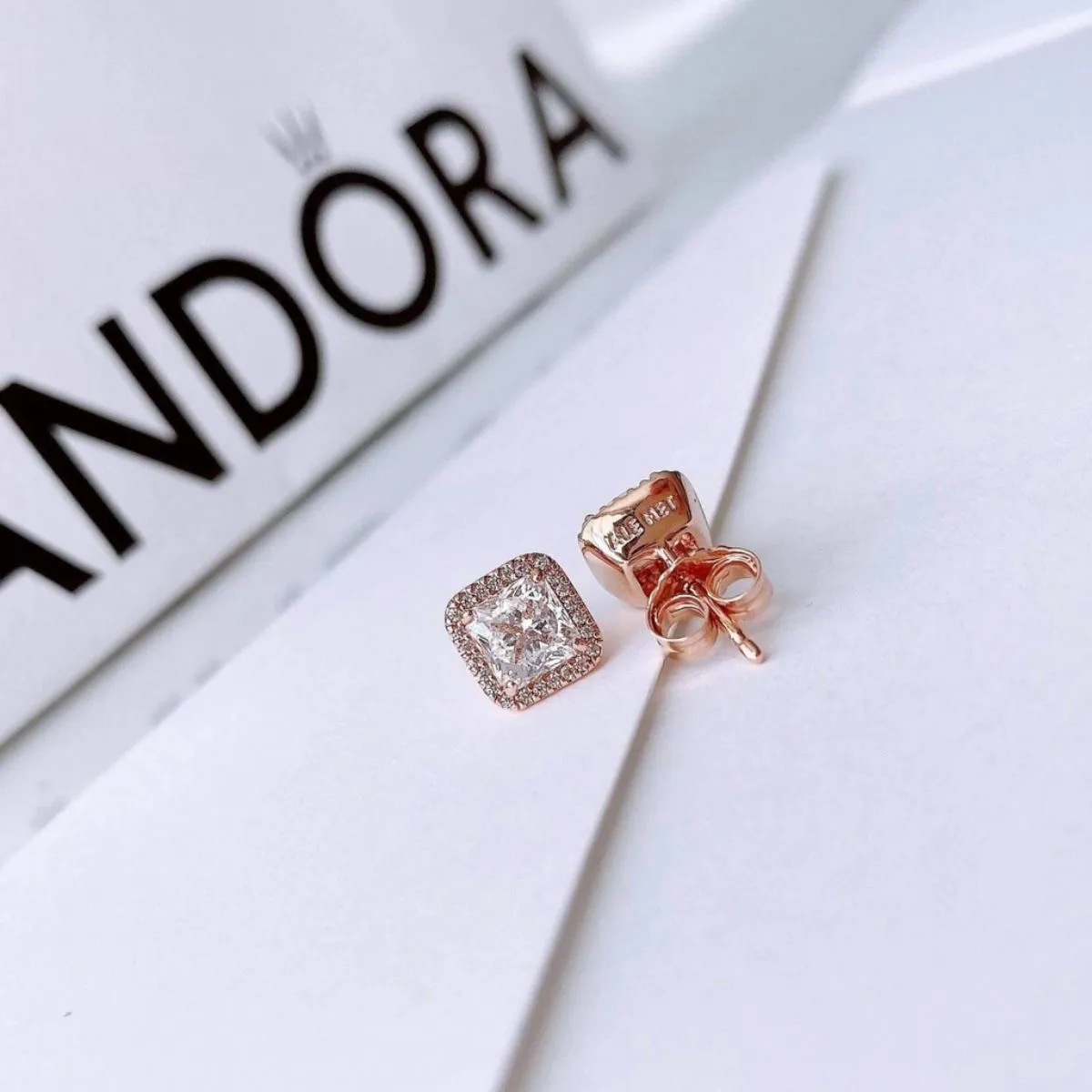 Thương hiệu Pandora của nước nào? Trang sức Pandora làm bằng gì?