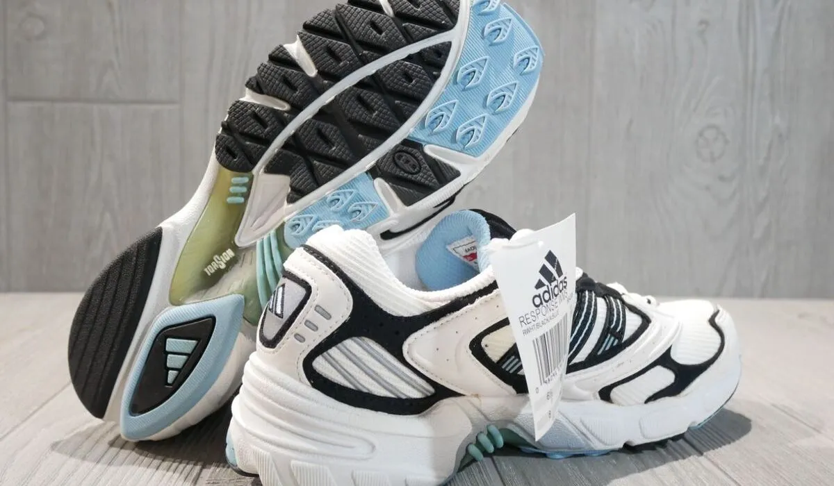 Mẫu giày Adidas 2000’s Running đánh dấu bước tiến vượt thời gian
