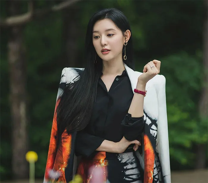 Loạt outfit "sặc mùi tiền" của Kim Ji Won trong Queen Of Tears