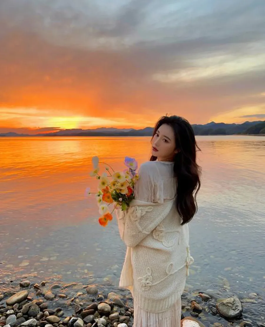 Top 23+ cách tạo dáng chụp ảnh hoàng hôn cực đẹp và lãng mạn