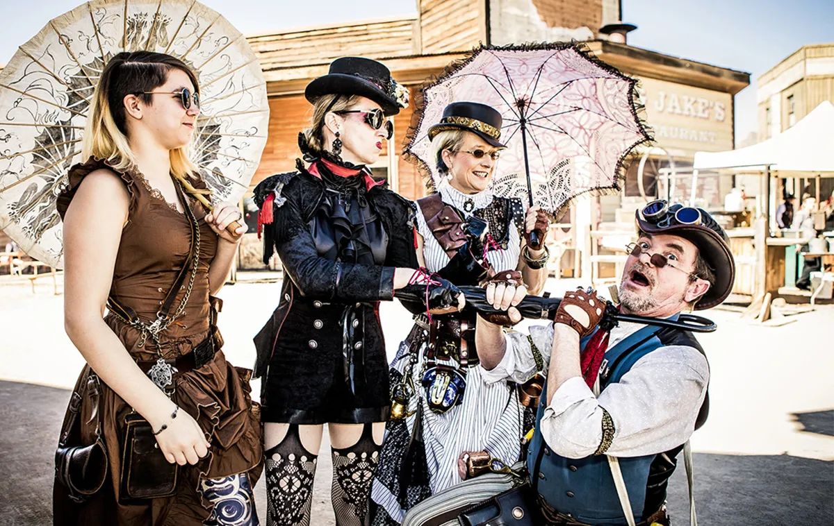 Phong cách Steampunk là gì? Khám phá những outfit Steampunk độc đáo